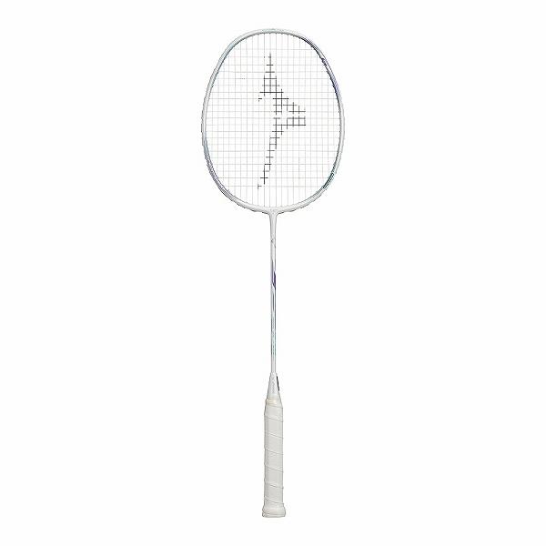 アクロスピード6(バドミントン)エナジーフレームとトルクレベル12により小さなスイングでも飛ばすことを追求したモデル。■フレームのみ／ソフトケース付■サイズ4U6■カラー01：ホワイト×パープル■素材グラファイト■原産国中国製■面サイズ56...