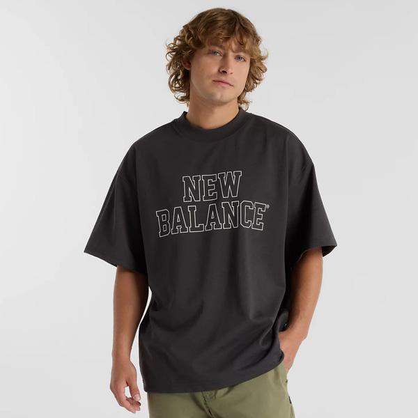 Oversized T-shirt コットンライクなポリエステル100%素材のショートスリーブTシャツです。オーバーサイズのゆったりとしたボックスシルエットが、細身のボトムとの相性抜群。フロントのブロックタイプのNBロゴプリントと、左裾のピ...