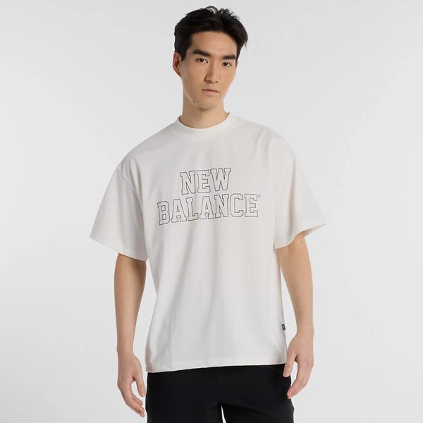 Oversized T-shirt コットンライクなポリエステル100%素材のショートスリーブTシャツです。オーバーサイズのゆったりとしたボックスシルエットが、細身のボトムとの相性抜群。フロントのブロックタイプのNBロゴプリントと、左裾のピ...