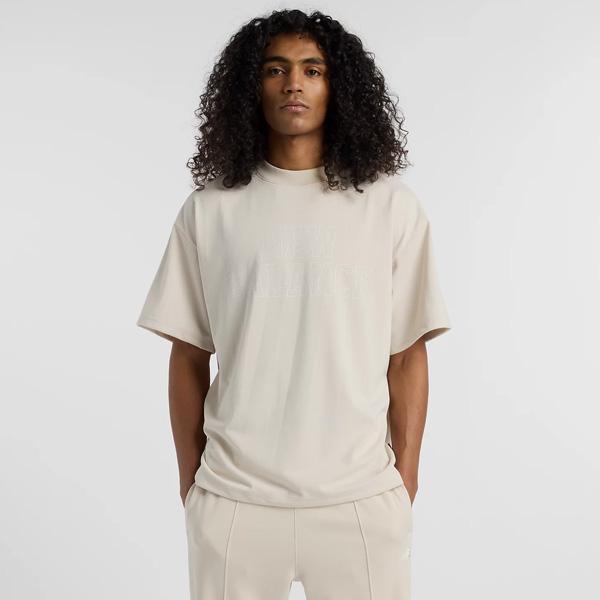 Oversized T-shirt コットンライクなポリエステル100%素材のショートスリーブTシャツです。オーバーサイズのゆったりとしたボックスシルエットが、細身のボトムとの相性抜群。フロントのブロックタイプのNBロゴプリントと、左裾のピ...