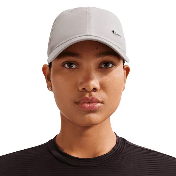 ナイキ DF クラブ CB MT スウッシュ L キャップアンストラクチャード メタル スウッシュ キャップスウッシュ愛が加速する、中程度の深さの柔らかいクラブ キャップ。曲線的なつばとメタルのスウッシュロゴがすっきりとしたスタイルを演出。...