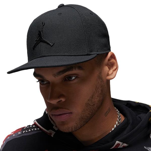 ジョーダン プロ キャップは、しっかりとした構造で深さのあるキャップ。フラットなつばを備えています。 汗止めバンドを内蔵しており、いつでもどんなアクティビティにも対応します。汗止めバンドが涼しく快適な着用感を提供。スナップボタンで好みのフィ...