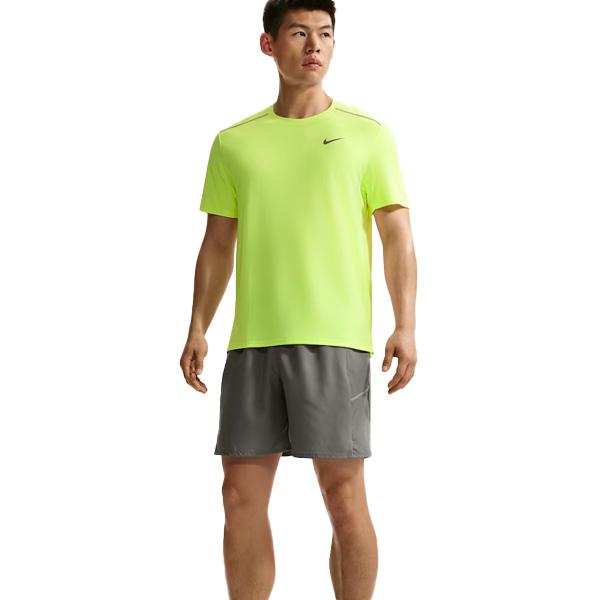 マイラー 7UL ショートメンズ Dri-FIT 18cm ランニングショートパンツ自由に走ろう。裏地なしで滑らかな肌触りのマイラーショートパンツ。速乾性に優れた素材と小物を安全に収納できるバックポケットが特徴です。Nikeを象徴するリフレ...