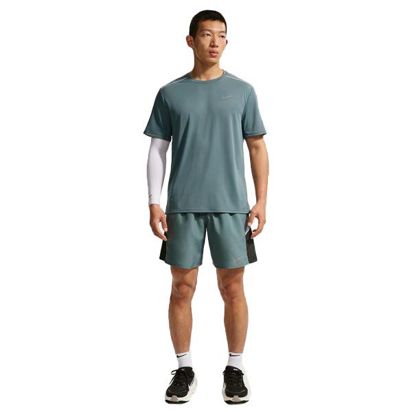DF UV MILER S/S トップMen's Dri-FIT UV Protection Short-Sleeve Running Top自由に走ろう。UVカット機能と速乾性を高めるテクノロジーを取り入れた、軽量のマイラー トップス。ラ...