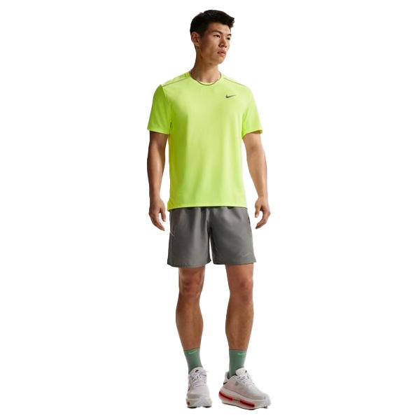 DF UV MILER S/S トップMen's Dri-FIT UV Protection Short-Sleeve Running Top自由に走ろう。UVカット機能と速乾性を高めるテクノロジーを取り入れた、軽量のマイラー トップス。ラ...