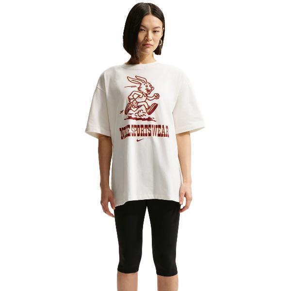 ウィメンズ NSW クラシック OS OC10 S/S Tシャツ クラシックなスタイルをそのままに。ゆったりとしたシルエットのTシャツは、適度な厚みのあるウォッシュドコットン素材を使用。やわらかな着心地と、ほんのりとしたハリ感を兼ね備えてい...
