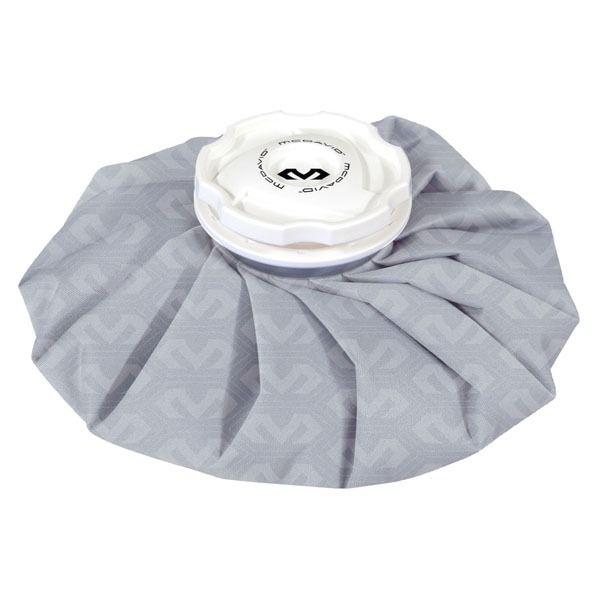 氷を入れて使用するスポーツ用氷のう。肩、腰、太もも、鼠蹊部などを冷やしやすいサイズです。６３ｍｍの大口径で大型の氷も楽に入れられます。結露・水滴が生じにくい防湿加工。お湯を入れてホットバッグとしても利用可能（５５℃まで）。マクダビッドのアイ...