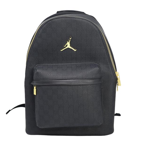 JAM MONOGRAM BACKPACK このバックパックは、耐久性のあるフェイクレザー製で、全体にデボス加工されたモノグラムパターンが施されています。広いメインコンパートメントは2-wayジッパーで開閉でき、パッド入りのラップトップスリ...