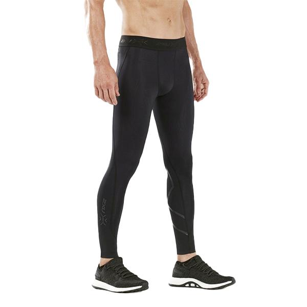 このコンプレッションタイツは、クロストレーニングやインターバルトレーニングにおいて主要な筋肉をサポートするよう設計されています。解剖学的なマッピングにより、筋肉をサポートし、パフォーマンスやリカバリーを向上させます。●カラー：BLK／NRO...