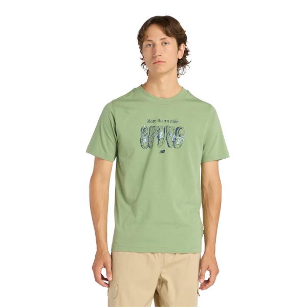 マイラーTシャツメンズ 半袖シャツランニングシューズのグラフィックTシャツ。ランニングの伝統と職人技を称える「more than a mile」のタグラインが入ったシューズグラフィックをフロントに配置し、やわらかで肌触りの良い160gのコッ...