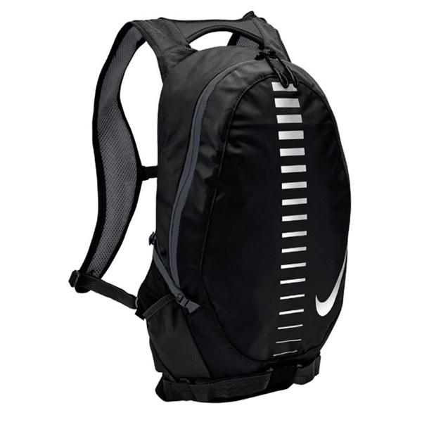 走行時の揺れを軽減するデザイン。通気性のある背面とハーネスが涼しくさらりとした状態を保つ。上部と前面のファスナー付メイン収納に加え、ハイドレーション対応ポケット・チューブクリップ・サイドポケット付。視認性を高めるリフレクティブスウッシュロゴ...