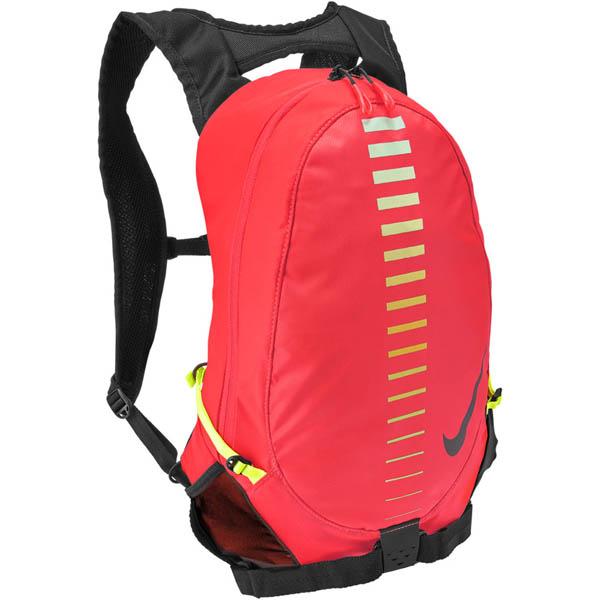 ナイキ ラン コミューター バックパック 15L走行時の揺れを軽減するデザイン。通気性のある背面とハーネスが涼しくさらりとした状態を保つ。上部と前面のファスナー付メイン収納に加え、ハイドレーション対応ポケット・チューブクリップ・サイドポケッ...