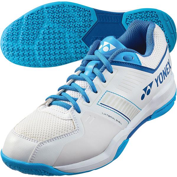 パワークッションストライダーフロー母趾球部に重心を置き足の指をしっかりと使える足型設計。ぐらつきのないフットワークを支えるエントリーモデル。【カラー】207：ホワイト/ブルー【素材】アッパー:人工皮革ミッドソール:合成樹脂アウトソール:ゴム...