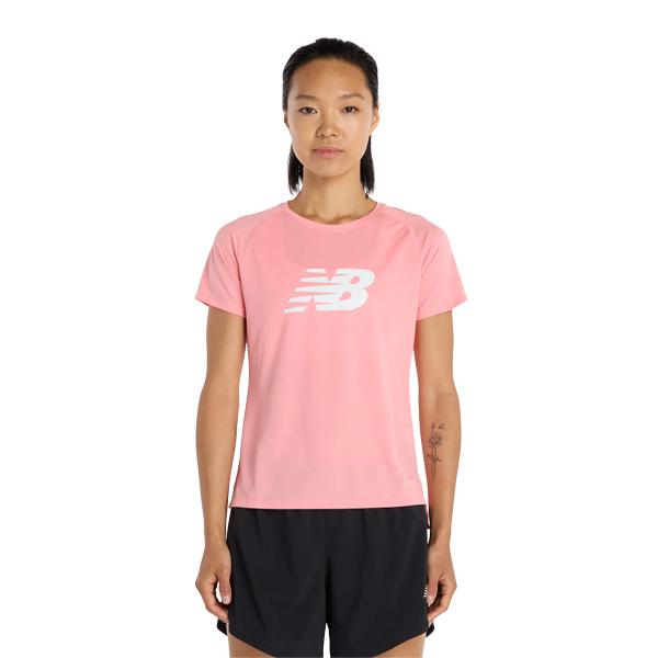 スポーツロゴTシャツレディース 半袖シャツフライングNBロゴの定番プリントTシャツ。さらりとした肌触りのハニカムメッシュに、サイドスリットと前後差のある裾がデザインをプラスし、動きやすさとスタイルを両立。吸汗速乾性に優れたNB Dryがドラ...