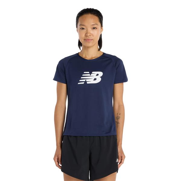 スポーツロゴTシャツレディース 半袖シャツフライングNBロゴの定番プリントTシャツ。さらりとした肌触りのハニカムメッシュに、サイドスリットと前後差のある裾がデザインをプラスし、動きやすさとスタイルを両立。吸汗速乾性に優れたNB Dryがドラ...