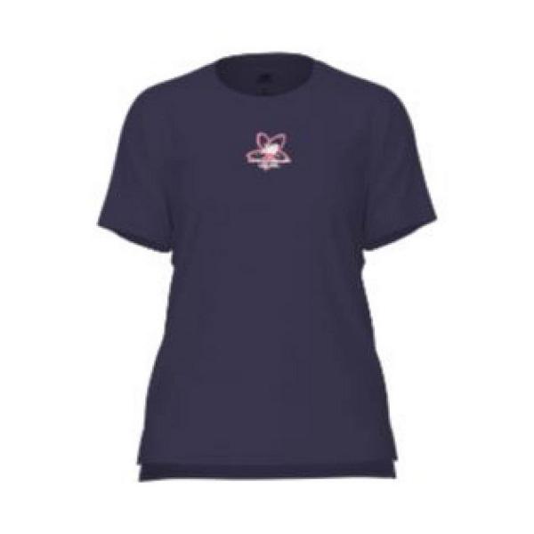 Fearlessly IndependentポリTシャツ 今シーズンの顔となるFlowerと"Fearlessly Independent"のワードのグラフィックを胸元にプリント。通気性に優れたストライプメッシュと、前後差のあるサイドスリッ...