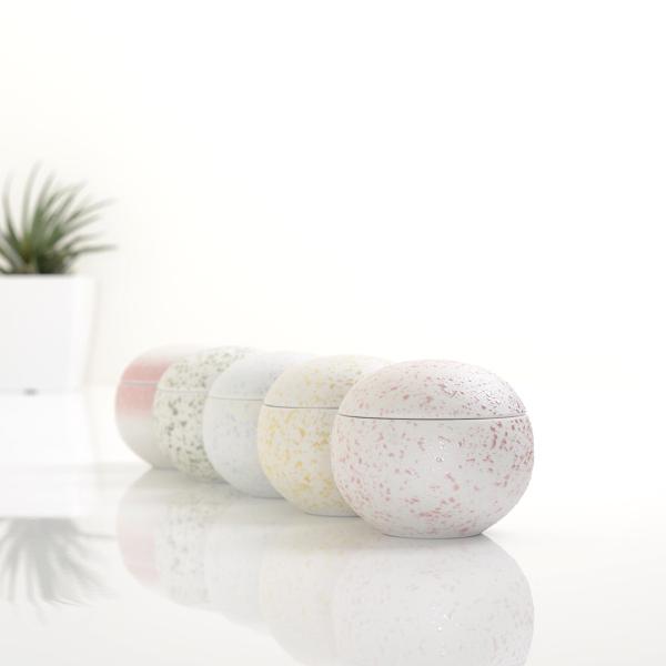 美濃焼のミニ骨壷です。球形が可愛らしく、手元供養として、またお仏壇にも置けるコンパクトサイズです。◇お骨を入れる小袋付き※手作りのため色合い柄など異なる場合がございます。〇ラインナップは全部で５色　・ ピンク　・ ブルー　・ イエロー　・ ...