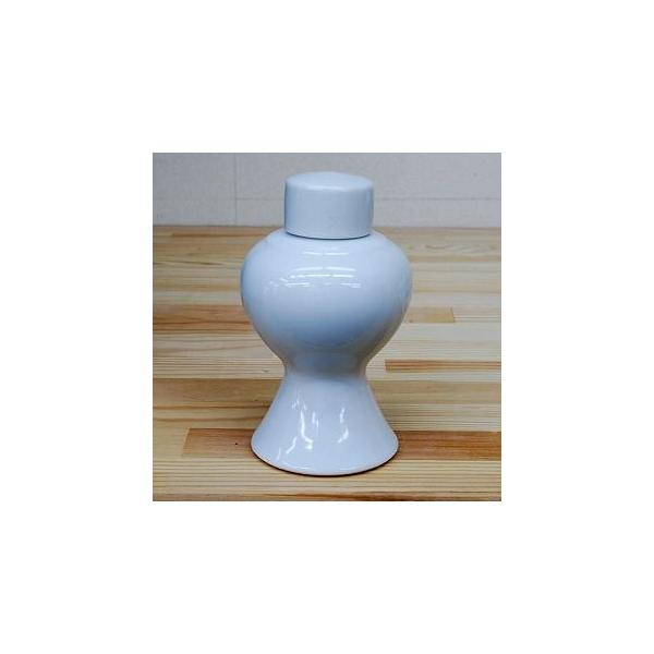 色：白　サイズ：３．５寸　約１０．５ｃｍ　お酒をお供えするのに使います。　　◇　高さ：約１０．５ｃｍ　　◇材質：陶器　　※写真と実際の商品では多少色合いなど異なる場合がございます酒壷、徳利とも言われ、対でお祀りします。　お供えする時は、蓋を...