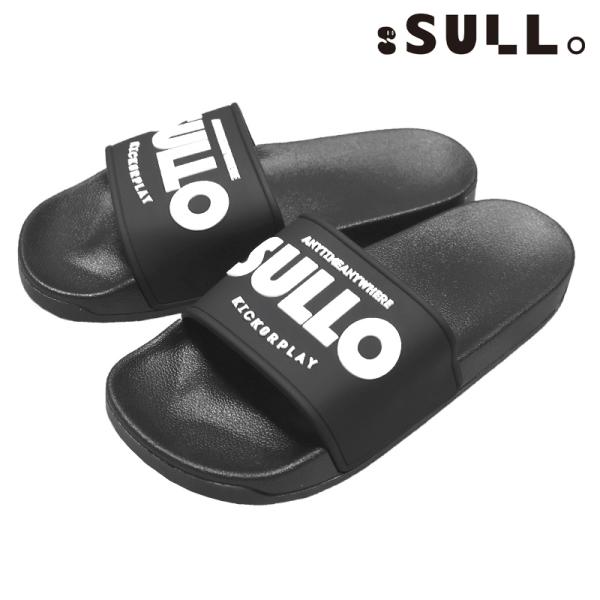 SULLO の SANDALS！スージョのサンダルです。原点懐古のシャワーサンダル。立体的なロゴが施されており、シンプルながらも存在感のある一足。どんなスタイルにも合わせやすく、部屋履きとしても。リラックスしたい時や、ちょっとした外出の際に...