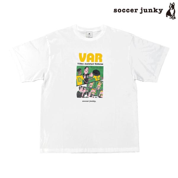 soccer junky の VAR プレミアム半袖TEE ！サッカージャンキーの半袖Tシャツです。人気で親しみのあるJERRY氏のイラストを使用しています。上質で滑らかなコンパクトコーマ糸を採用し、6.5オンスで適度な厚みの生地にこだわっ...