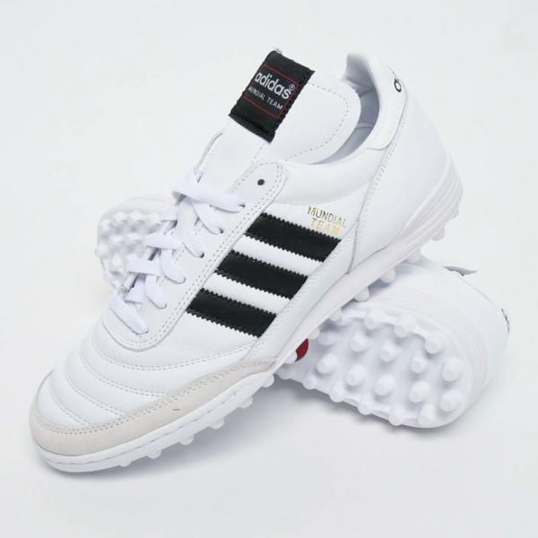 人工芝に適した、クラシックなレザーサッカーシューズ。優れたフィット感とボールタッチをもたらすレザーシューズ。過去20年に渡り、様々なレベルのサッカー選手たちに支持されてきた、スプリットスエードのレザーアッパーを備えた一足。人工芝でのプレイに...