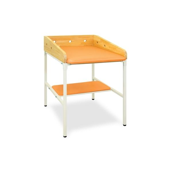 やさしい木の温もりを感じさせる木目3面ガード付きオムツ交換台。小物の収納に便利なレザー棚付き。便利なアジャスター付き。幅66cm、奥行85cm、高さ97(座高80)cm
