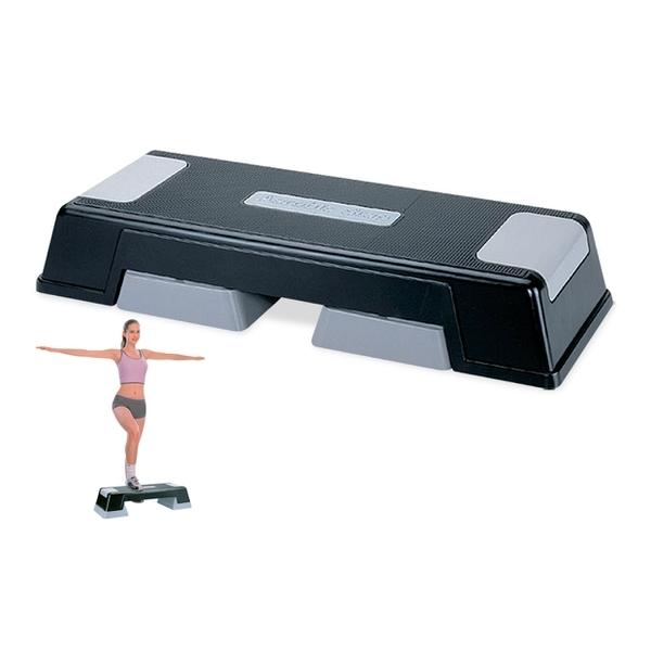 リハビリ用として活躍するステップ台を乗り降りするエアロビクス運動。持ち運びも容易な軽量コンパクトタイプ。高さ３段階調節機能付き。幅70cm、奥行28cm