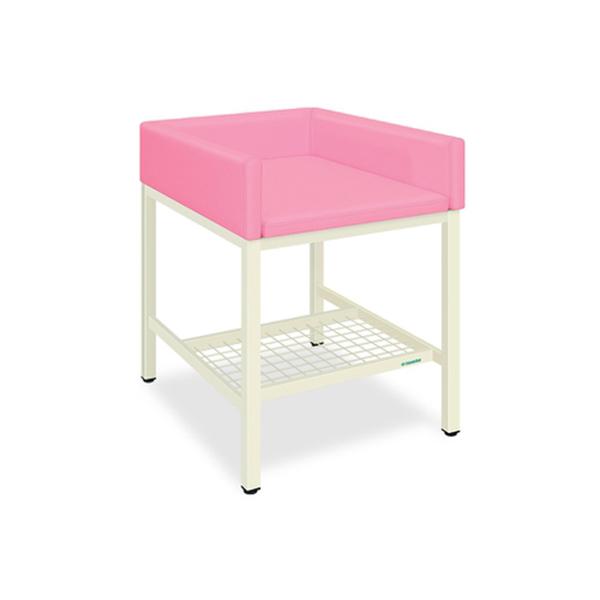 安全性を最優先に考慮した3面レザーガード付きオムツ交換ベッド。衛生的で掃除が容易なメッシュ棚付き。便利なアジャスター付き。