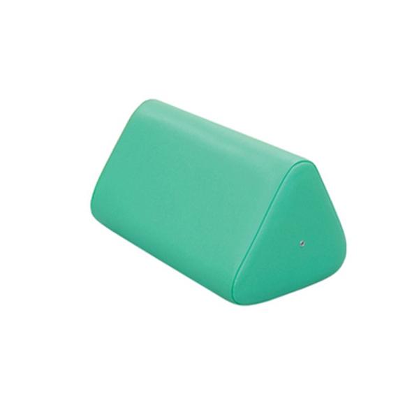 様々な用途に使用できる三角マクラです。幅41cm、奥行25cm、高さ23cmキーワード:カラー三角マクラ 治療用 補助クッション 施術用 マッサージ用 マクラ 枕