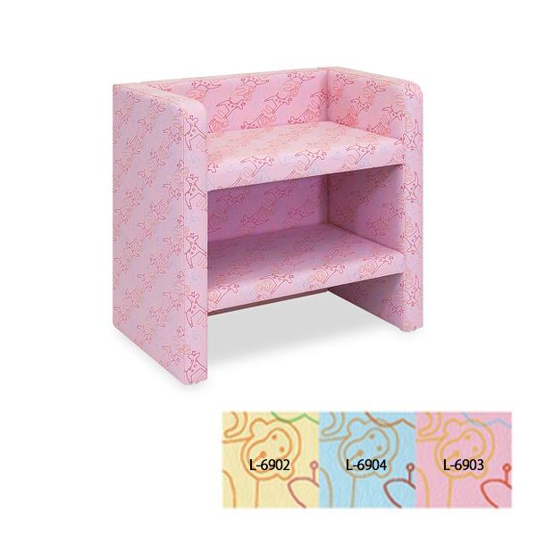 レザーのみで全体を加工した安全性の高い収納棚付きオムツ交換台。キリン等の子供に人気の動物柄をプリントしたパークレザーを採用。床面との隙間を微調整できる直径6cmのオリジナルアジャスター付き。縦型：幅60(全幅78)×奥行80(全奥行89)×...