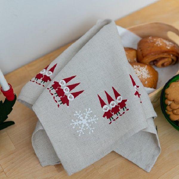 メール便発送限定送料無料です。宅配便発送の商品と同時にご購入の場合は、宅配便送料が必要となります。Almedahls トムテニッセのスモールクロス。テーブルセンターやプレースマットとしてもご使用いただけます。クリスマスを素敵に彩る妖精トムテ...