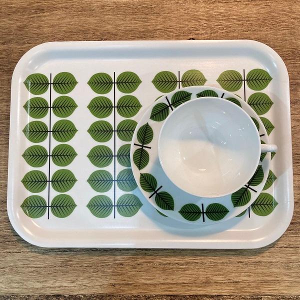 Stig Lindberg人気代表作Bersaの復刻デザイン。お菓子を載せたり、朝食のワンプレートとしても活躍。カップ＆ソーサーが2客ゆったり載せられます。爆買