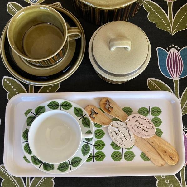 Stig Lindberg人気代表作Bersaの復刻デザイン。お菓子を載せたり、朝食のワンプレートとしても活躍。カップ＆ソーサーが2客ゆったり載せられます。爆買