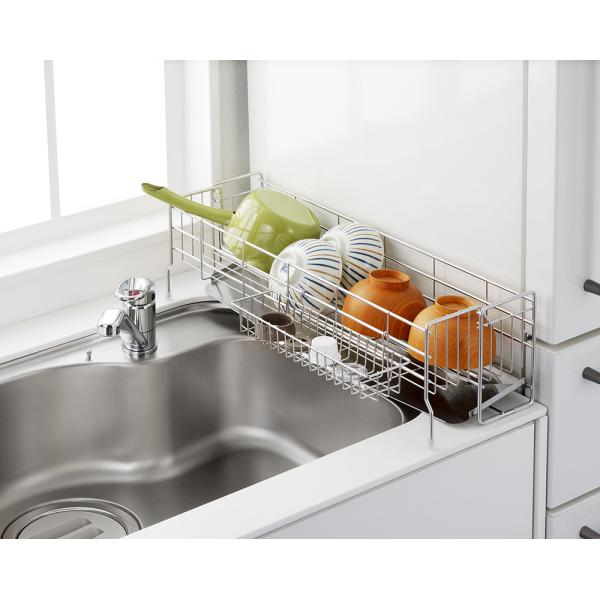 シンクサイドのわずかなスペースに設置できる水切り。スライド式なので、洗い物の量に応じて便利に使えます。斜めトレーでシンクに直接流れていきます。便利な小物ポケット付き。■スリムなシンクサイド 幅の広がる水切り 幅10×奥行57cm材質：　水切...