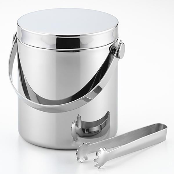 美しく高級感のあるミラー仕上げの二重構造アイスペール。シンプルなデザインなので、家飲みやホームパーティー等様々なシーンでお使い頂けます。受け皿付きなので、氷の余分な水分が落ち、また溶けた水と氷も接しないので、水っぽくなりにくく溶けにくい。氷...