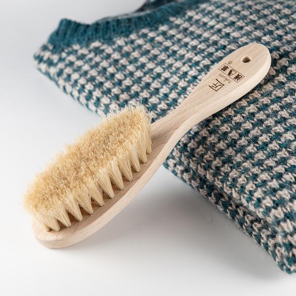 カシミヤ、ウール、アンゴラ等のデリケートな洋服のお手入れもOK！一般的な洋服ブラシと違い、毛先が密集するように植毛されています。衣類に当たる面積が広いため、付着したホコリ、チリ、花粉などが落としやすくなっています。■カシミヤ洋服ブラシ「匠」...