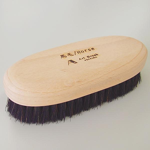 おしゃれの基本は足元から。磨き作業全般に使用可能なブラシです。太さが均一でほどよくコシと弾力があり、よりきめ細やかな磨きあげができます。■靴のお手入れブラシ「磨き一筋」 (黒馬毛）商品サイズ・重量(約)：幅15×高さ4.3×奥行6.3cm・...