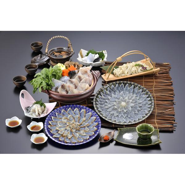 ふくの美味しさをたっぷり楽しめるお得なコースです。まずは美しく飾り付けたお刺身。 ぷるぷるの食感がたまらない皮の湯引きには思わずヒレ酒がすすみます。ふくちりは、コラーゲンいっぱいのふくうどんを一緒に。美味しくて心も体もたっぷり満足できます。...