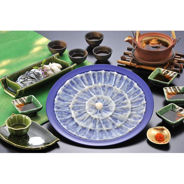 ふくの中でも最高級の“とらふく”を、24時間以上熟成させた後に、みずみずしさを残しつつ 古式引きにします。ふく太郎伝来の技とこだわりが生んだ、味わい深い美味しさです。 ふく皮も、ぷるぷるの食感がたまらないごちそうです。内容量：とらふく刺身古...