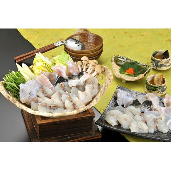 濃厚なふくの出汁も楽しめるふくちりは旨味たっぷりの”骨のまわり”(アラ部分)が特に美味しく人気です。 少し煮込んだら、お箸を置いて両手で持って骨まわりのエキスを吸い出すようにお召し上がりください。 天然まふくの深い甘みが楽しめる締まった身な...