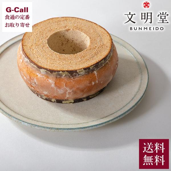 天下文明バームクーヘンは厳選した材料を贅沢に使用しています。焼成は種入れから熱を加え、職人は一層ずつ焼き上がるまで片時も離れることなく、常に少量ずつ種を足し、木べらでかき混ぜながら仕上げていきます。銀座文明堂が誇る技術　〜職人の長年の勘と経...