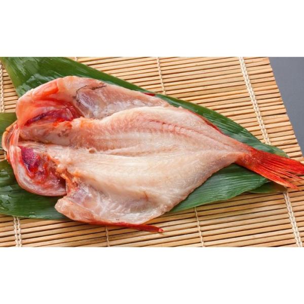 北海道根室産の鮮度抜群の希少な生きんきを直接仕入れ、熟練の職人の確かな技術により丁寧に手開きにしています。その見姿は美しく、ご贈答にもぴったりです。深紅の衣を纏ったきんきは、まさに干物の王様。中身は真っ白なトロトロの脂身とプリプリした身質で...