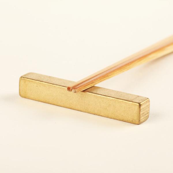 レストランなどの飲食店、ホテルなどで大好評。 ずっしり重い真鍮・ステンレス製の箸置きは高級感もあり、ふだんの食卓を華やかに飾ります。  サイズ　8mm角　長さ50mm　重さ　約26g 素材は真鍮無垢とステンレスです。 使用後の汚れは金属たわ...