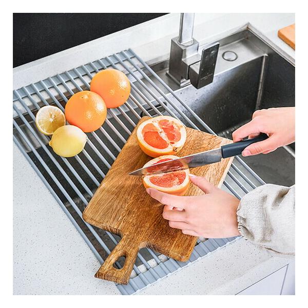 狭いキッチン、シンク周りを有効活用できます。 野菜の洗い場、お皿や調理器具の乾燥台、まな板を置いて調理など、使い方はいろいろ。  まな板を置いて食材をカット 洗った野菜やお皿の水切りに 18kgまでの重さに耐え、250℃までの温度に対応。 ...