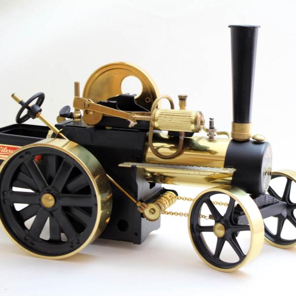 ドイツの模型蒸気機関メーカー、ヴィルヘルム・シュレッダー社。19世紀末から20世紀初頭にかけて欧米の農地で使われていた農林業用のトラクター車を1/16で再現しております。・世界最大の模型蒸気機関メーカー、ヴィルヘルム・シュレッダー社は195...