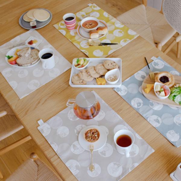 鈴木マサル氏デザインによるMOOMIN TRIBUTE WORKSの「バブルドットのミィ」をランチョンマットにしました。スタンダードなドット柄に映るリトルミィの姿が愛くるしいです。ミィが水玉の中で遊んでいるような風景をイメージして手書きの柔...