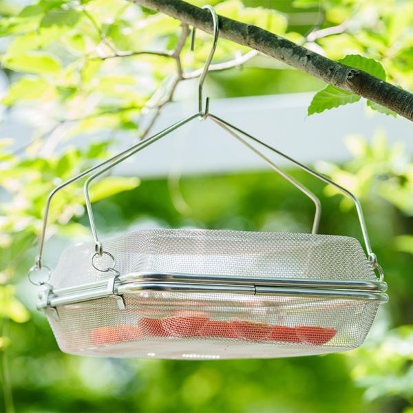 ドライフルーツや干し野菜を自宅で簡単に作れるバスケット。虫なども入りづらく、ステンレス製なので、何度でも使用できます。使い切れない野菜や果物を干して長持ち。旨みも凝縮されます。収納時はザルを重ねてコンパクトに収納できます。食材を並べやすく、...