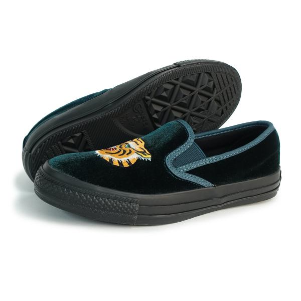 オールスターのパターンアレンジモデル。カンフーシューズをイメージしたインパクトのあるデザイン。アッパーに上品な光沢感のベルベットを採用した、スーベニアジャケットのようなデザインがポイント。甲部分には虎の顔を刺繍。通気性とクッション性に優れた...