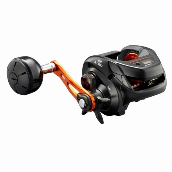 【シマノ 21 バルケッタ BB 300HGの説明】 前作からハンドルをロング化し、巻き上げ性能を向上。夜釣りはもちろん、日中でも高視認性を誇り、電池交換やLEDバックライトを装備。鯛ラバ、ライトジギング、メタルスッテといったオフショアルア...