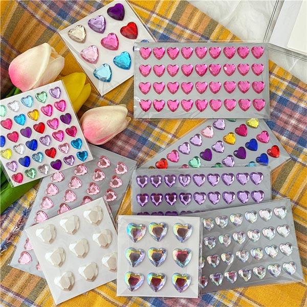 3D ハート デコシール※種類によりストーンのサイズが異なります。必ず下記サイズをお確かめの上、お買い求め下さいます様お願い申し上げます。剥がす際に、台紙にシールが残る場合がございますので、ゆっくり剥がしていただく事をおすすめいたします。【...